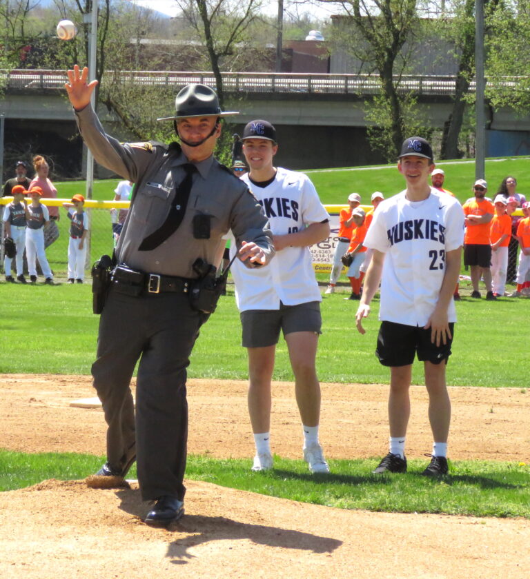 Officer Pitches In | News, Sports, Jobs - The Sentinel